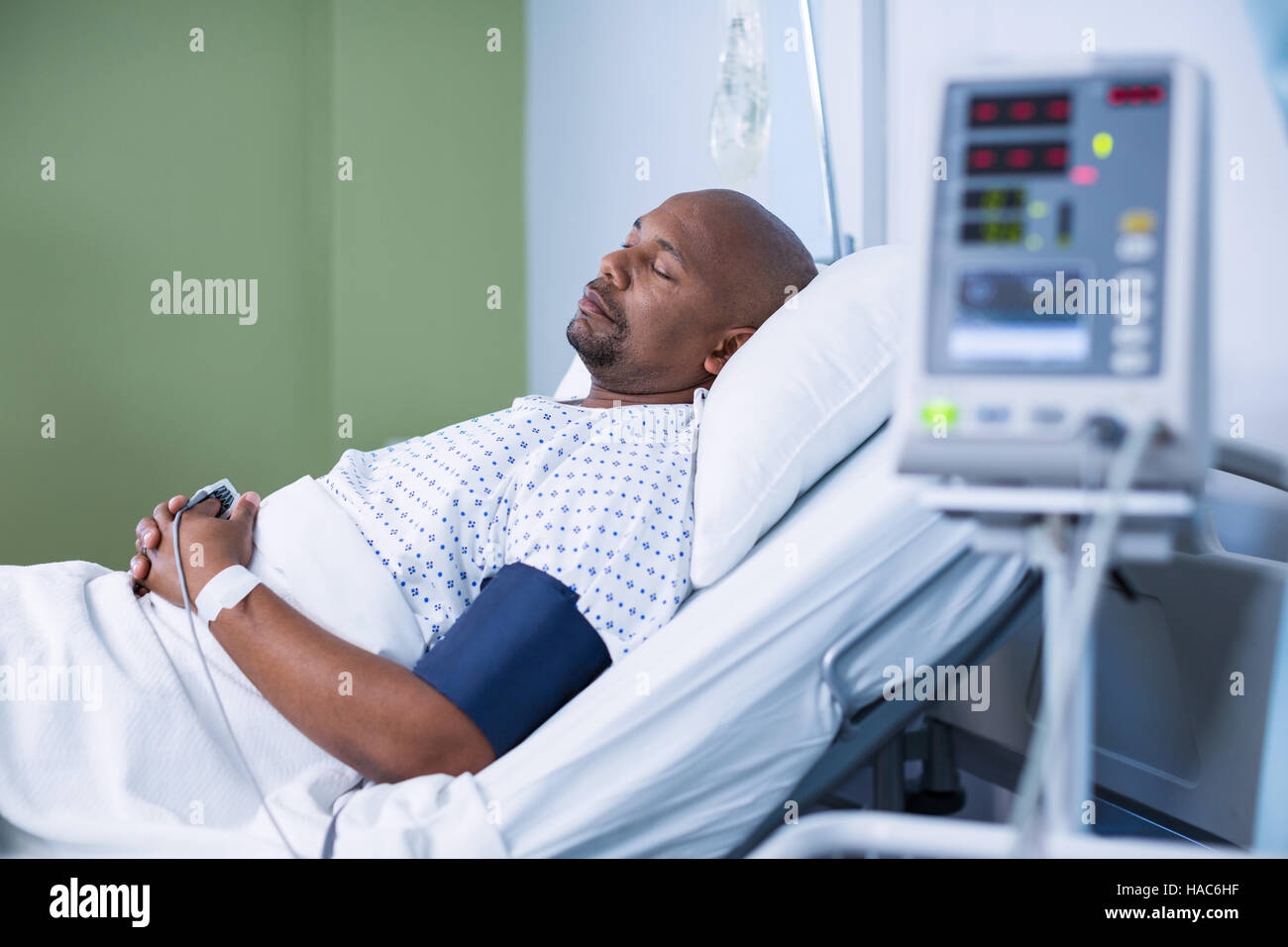Male patient resting in ward Stock Photo - Alamy