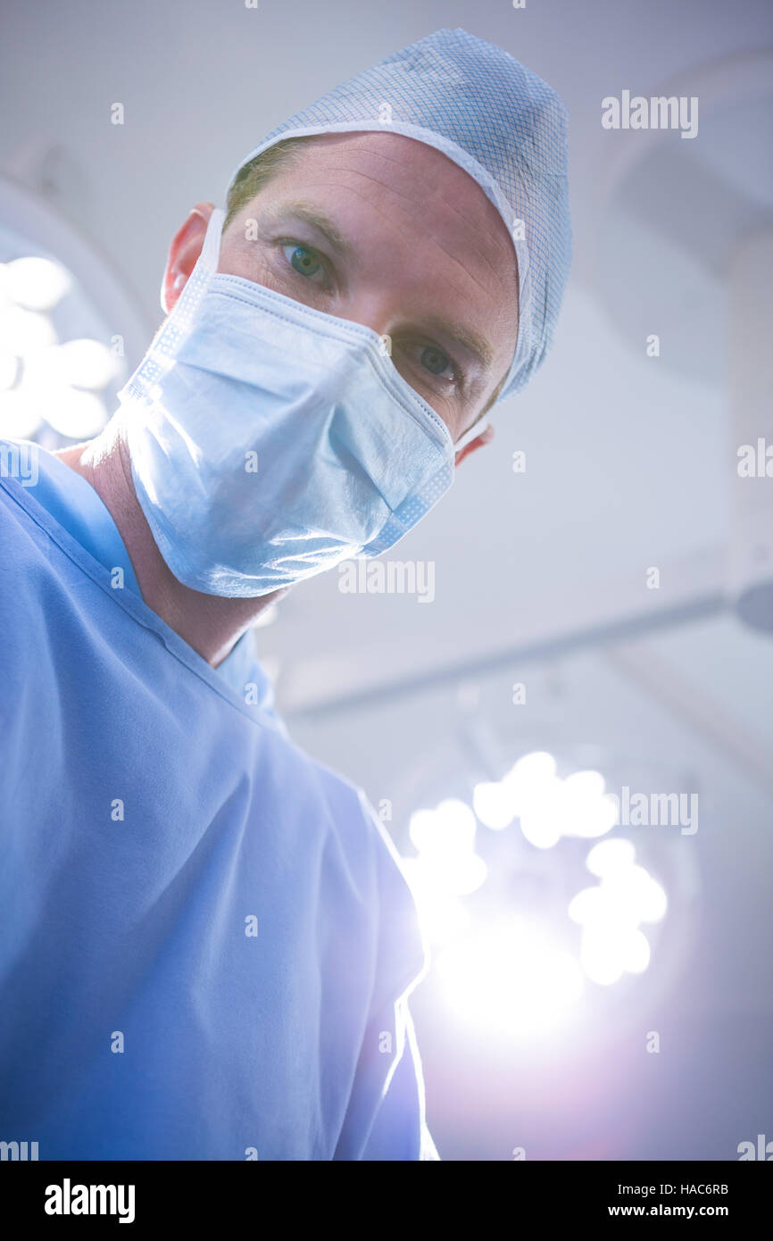 Male surgeon wearing surgical mask Stock Photo - Alamy