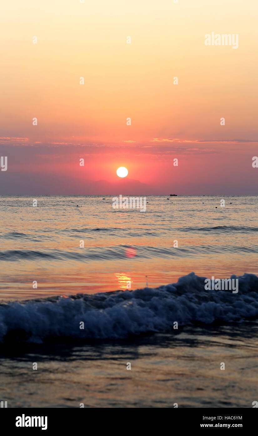 Photos bright wonderful sunset at the seaside Stock Photo - Alamy