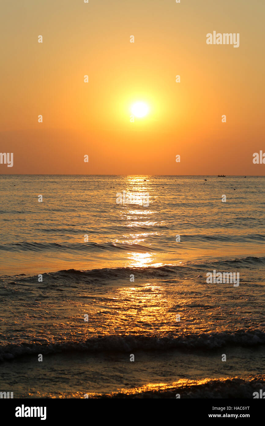 Photos bright wonderful sunset at the seaside Stock Photo - Alamy