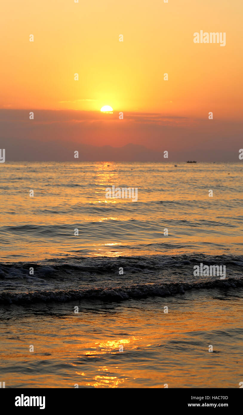 Photos bright wonderful sunset at the seaside Stock Photo - Alamy