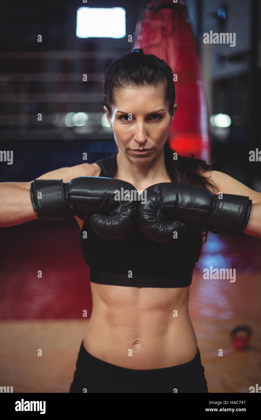 Female boxer performing boxing stance Stock Photo - Alamy