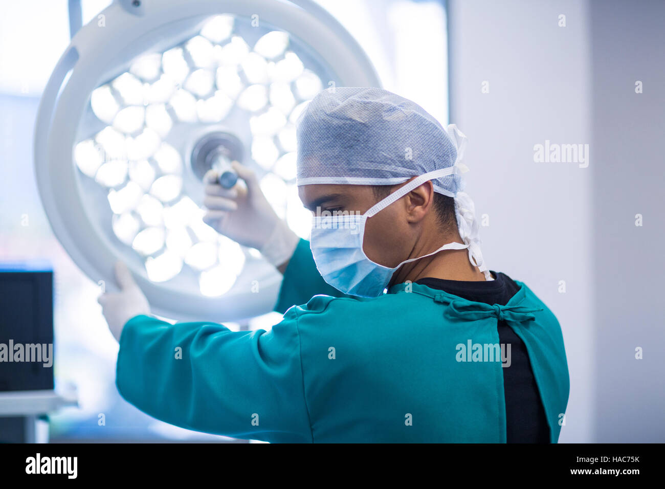 Surgeon adjusting surgical light in operation theater Stock Photo - Alamy