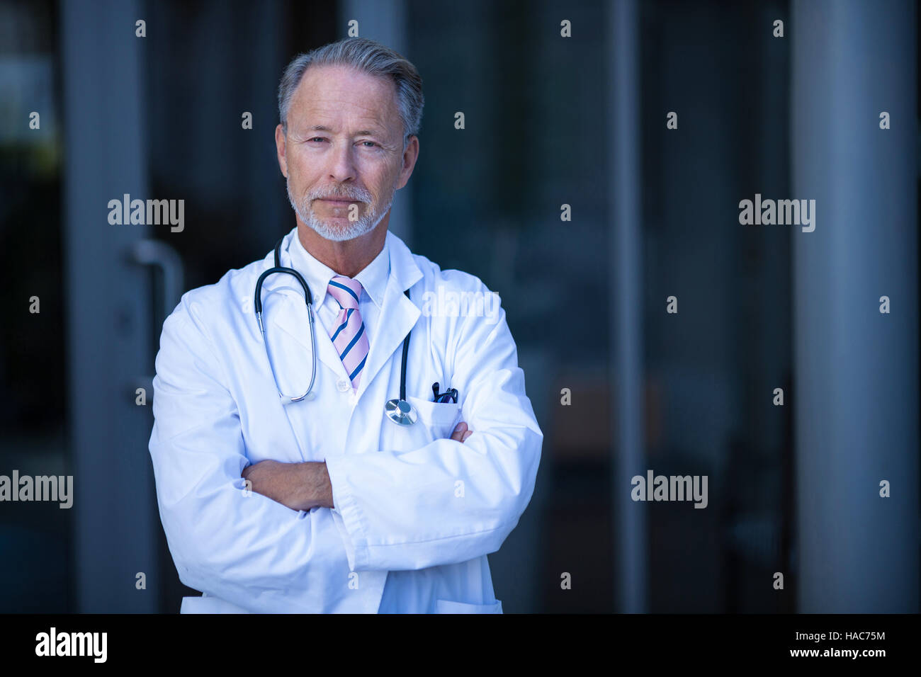 Male surgeon standing arms hi-res stock photography and images - Alamy