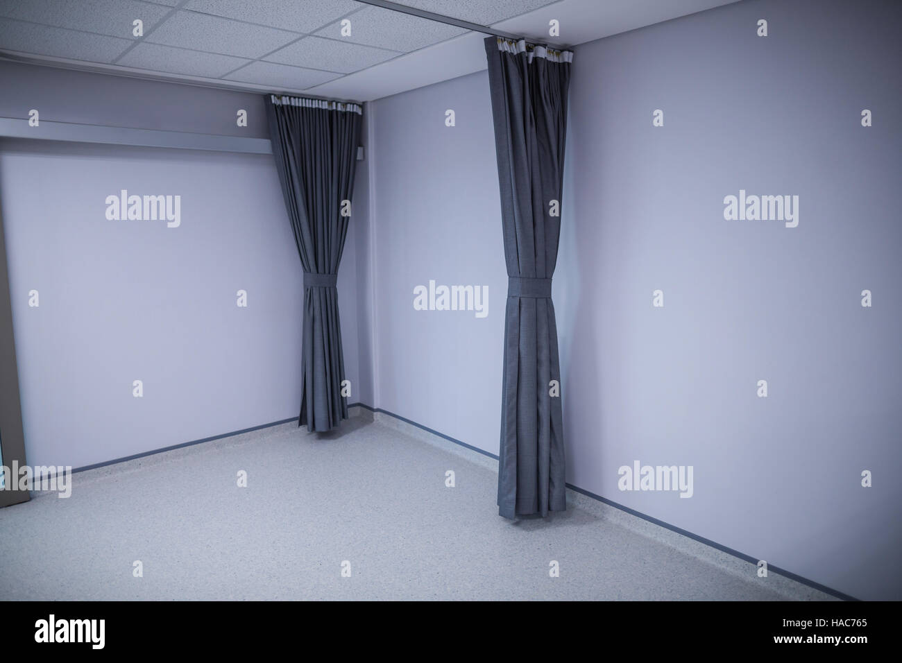 Hospital curtain hi-res stock photography and images - Alamy