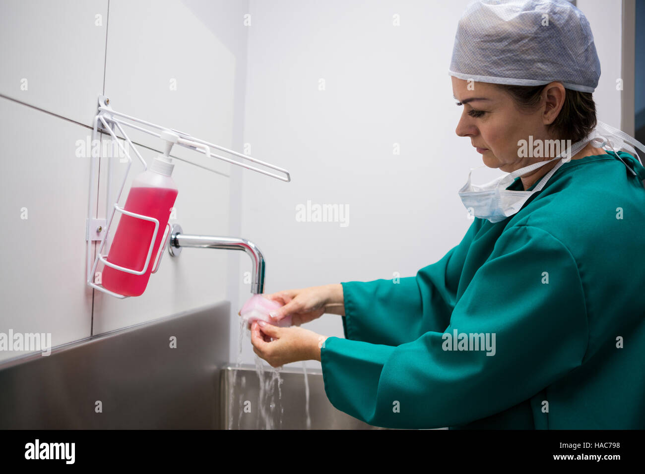 Surgeon preparation sink sink hi-res stock photography and images - Alamy