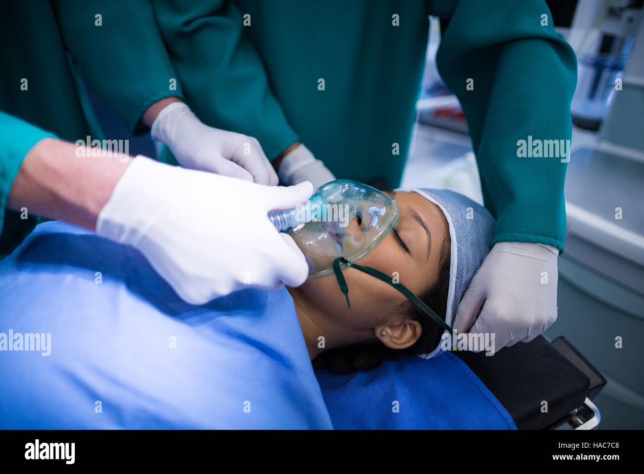 Patient oxygen mask in operating hi-res stock photography and images ...