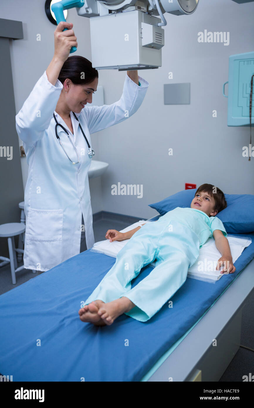 Female doctor adjusting x-ray machine on patient Stock Photo - Alamy