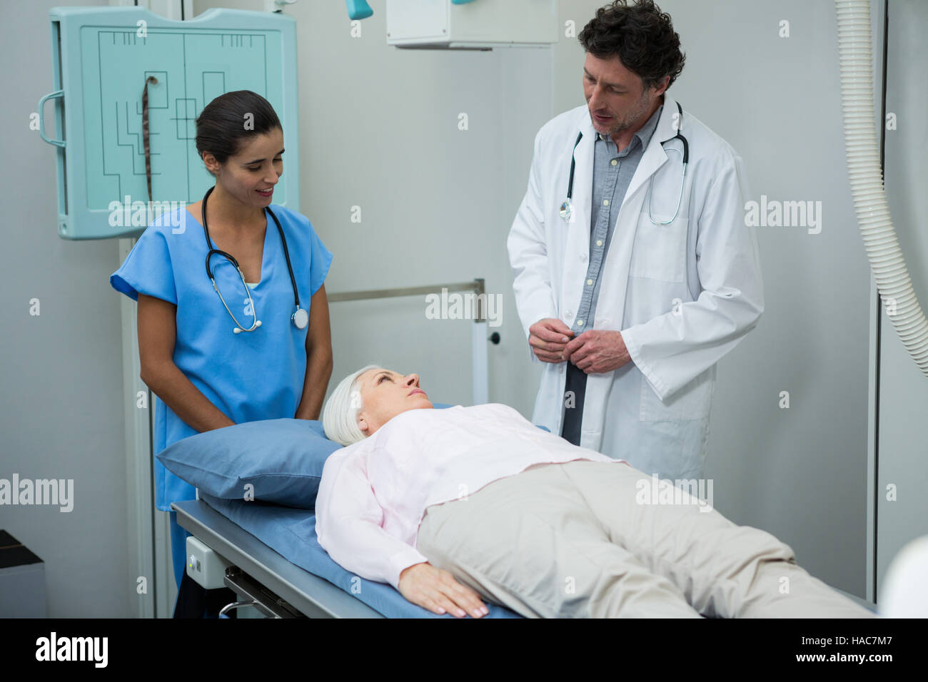 Doctor interacting with patient Stock Photo - Alamy