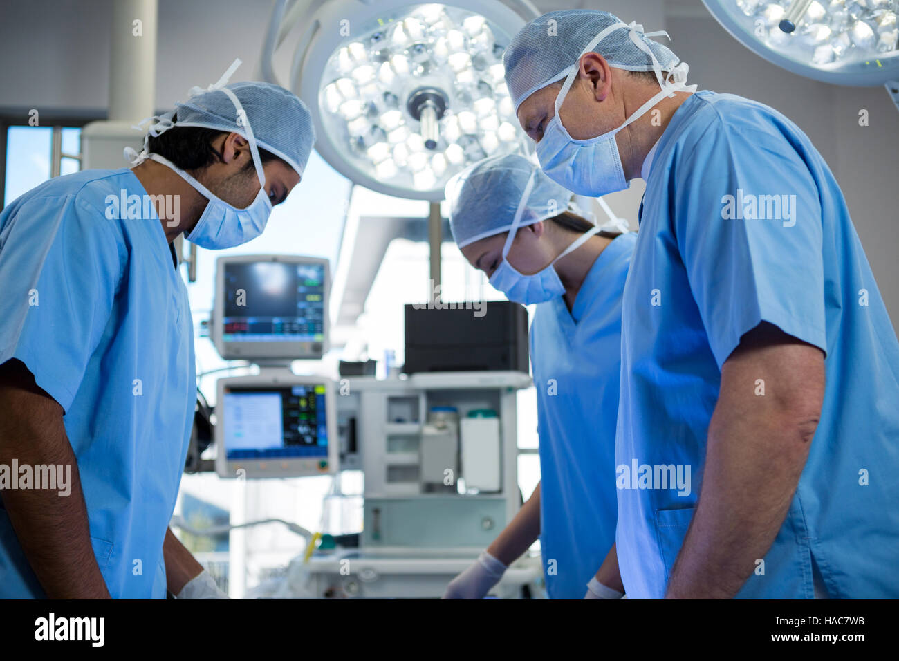 Surgeons performing operation in operation room Stock Photo - Alamy