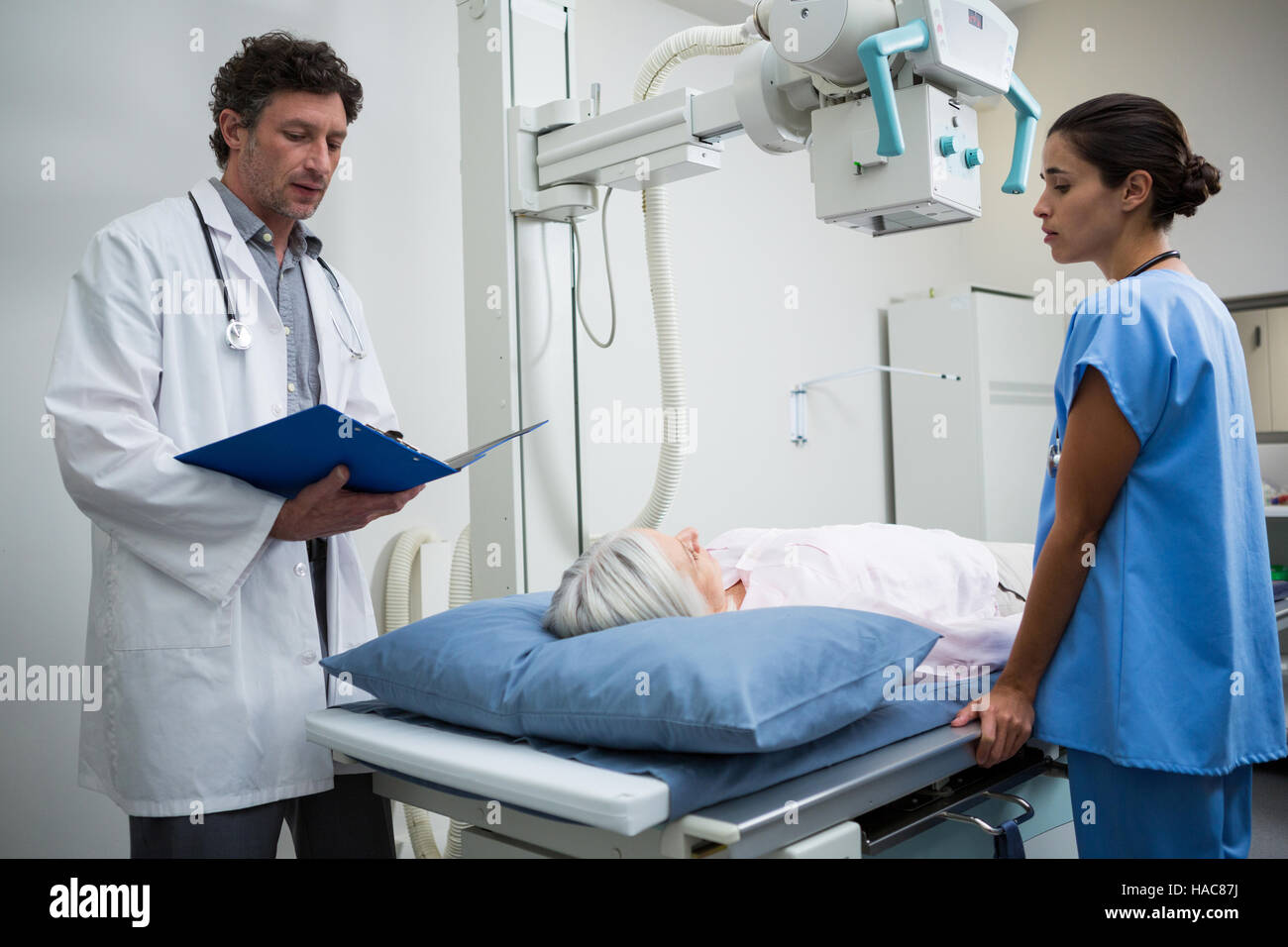 Doctors operating on patient hi-res stock photography and images - Alamy