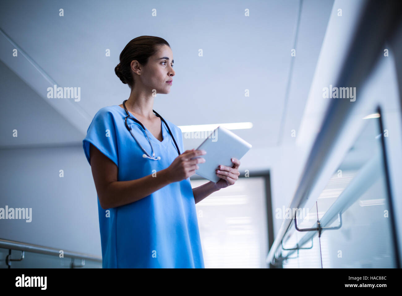 Female surgeon holding digital tablet Stock Photo - Alamy Female surgeon holding digital tablet Stock Photo - Alamy