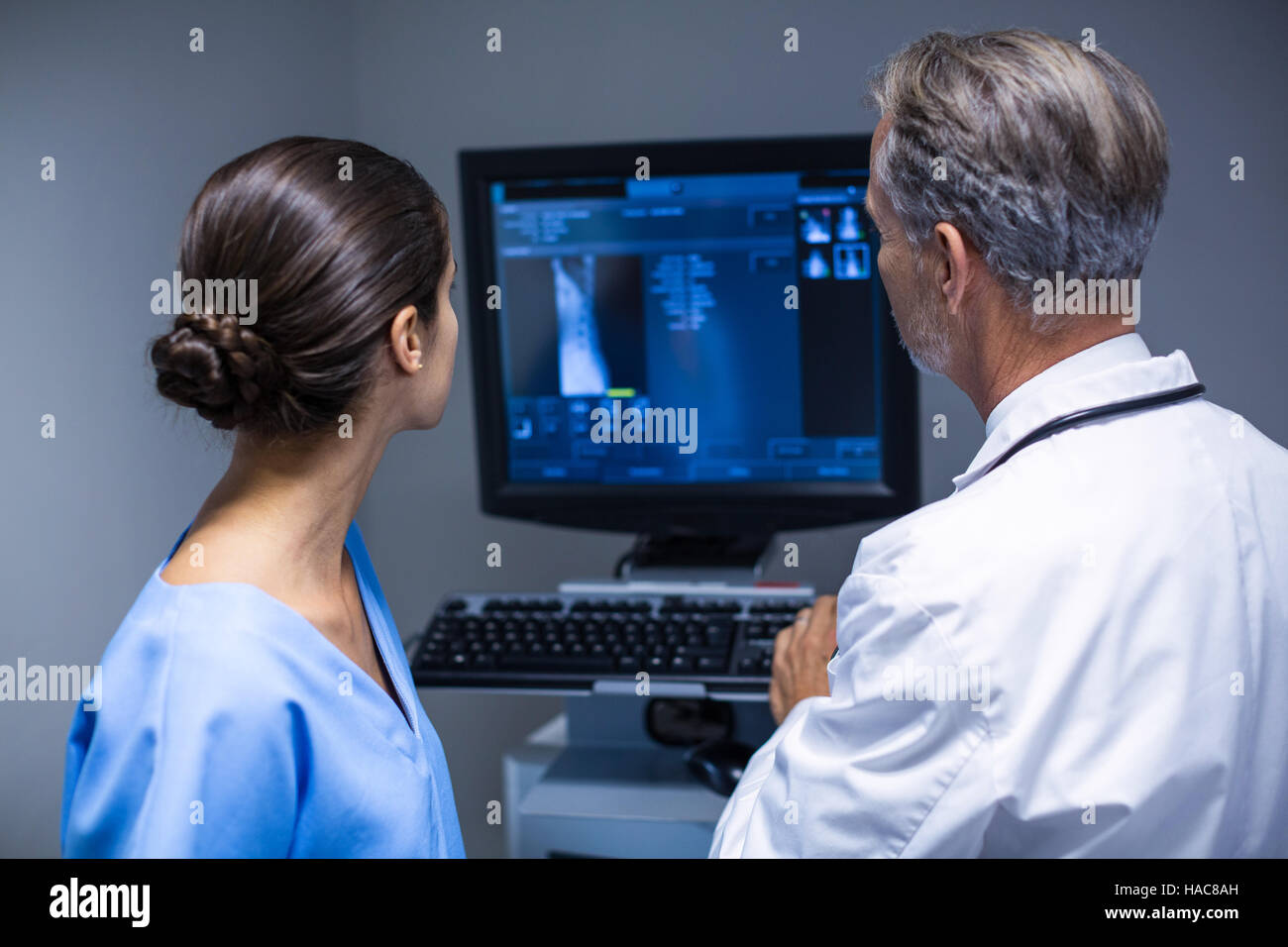 Doctor and nurse examining x-ray on computer Stock Photo - Alamy