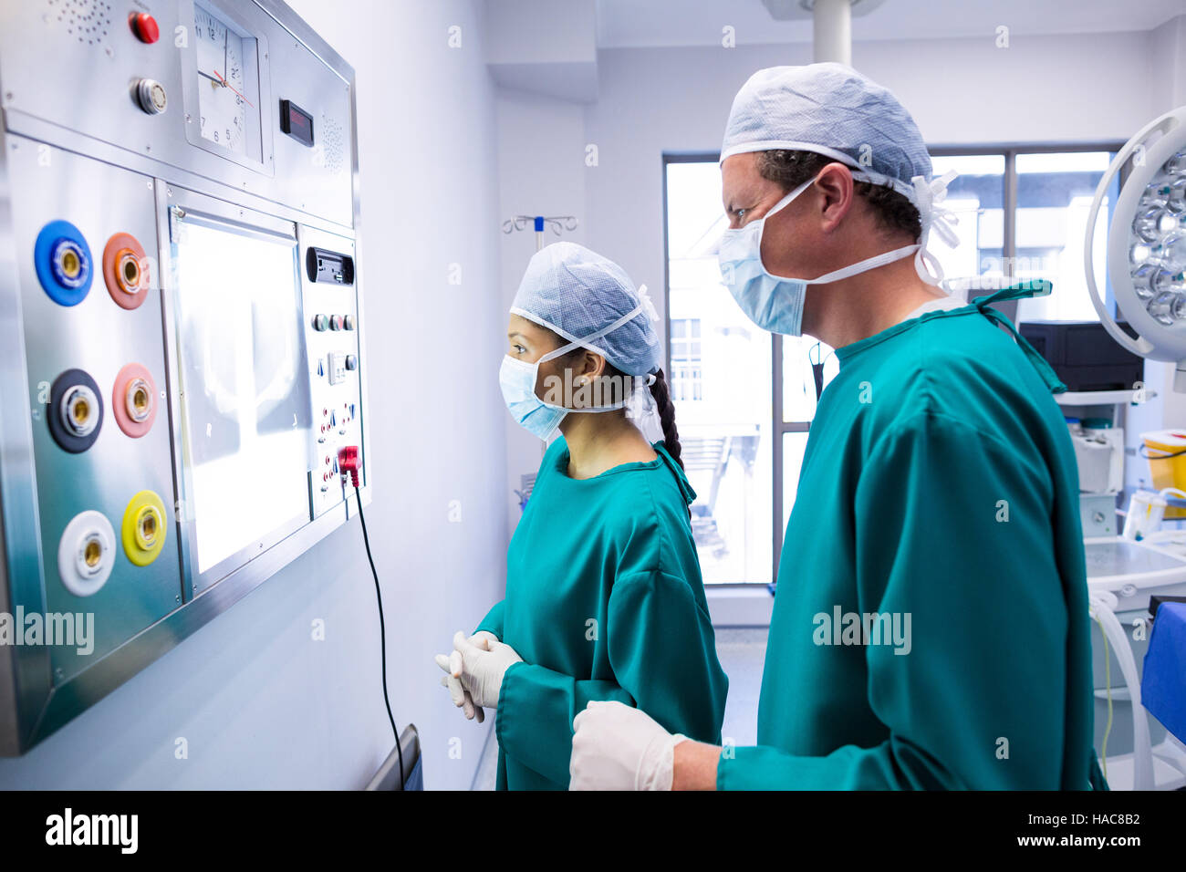 Surgical monitor hi-res stock photography and images - Alamy