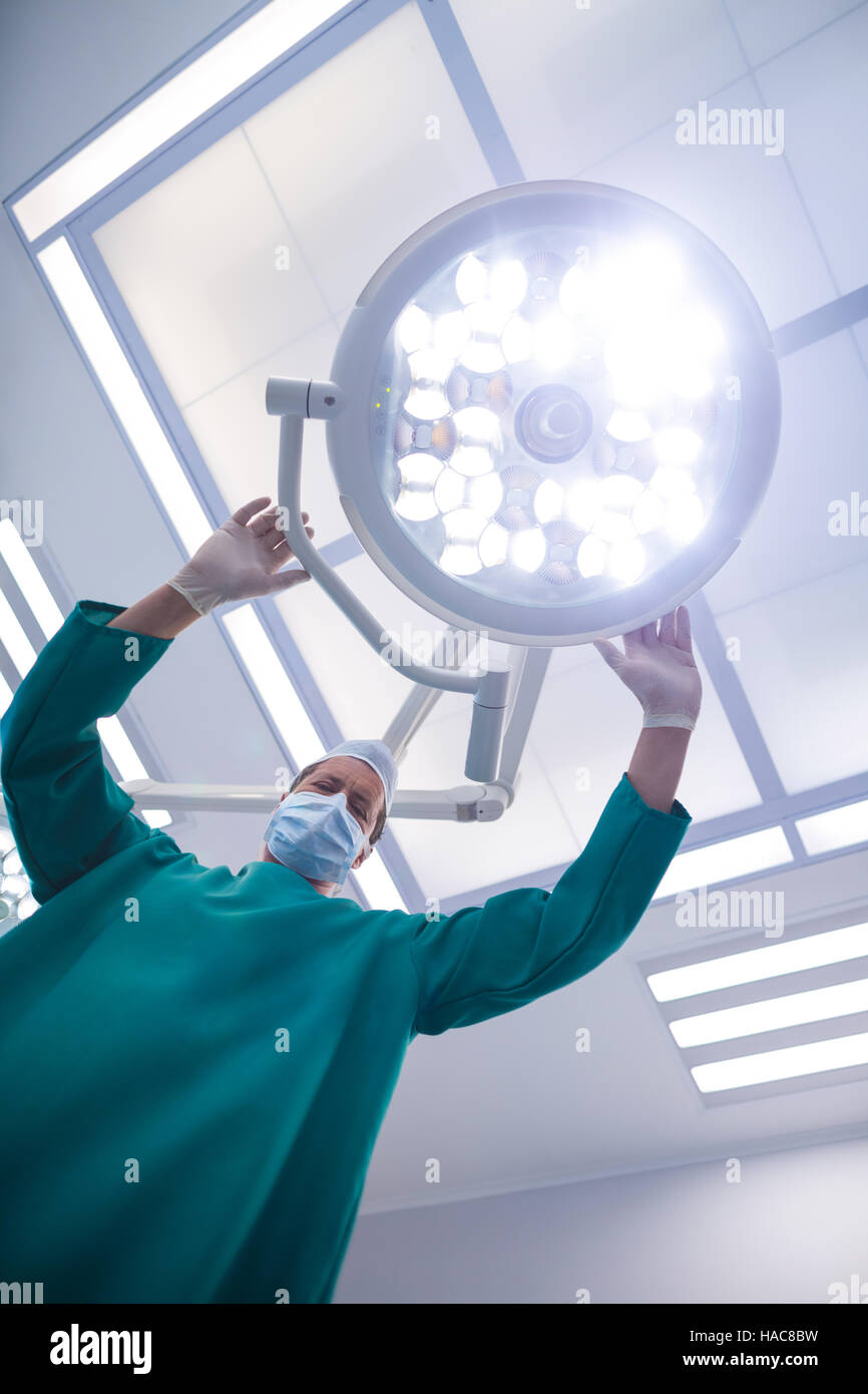Surgeon adjusting surgical light in operation theater Stock Photo - Alamy