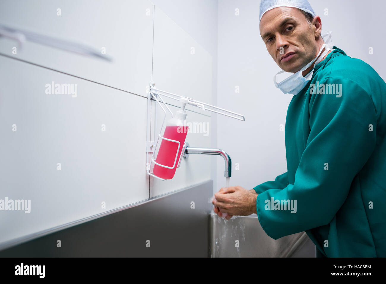 Portrait of surgeon washing hands Stock Photo - Alamy