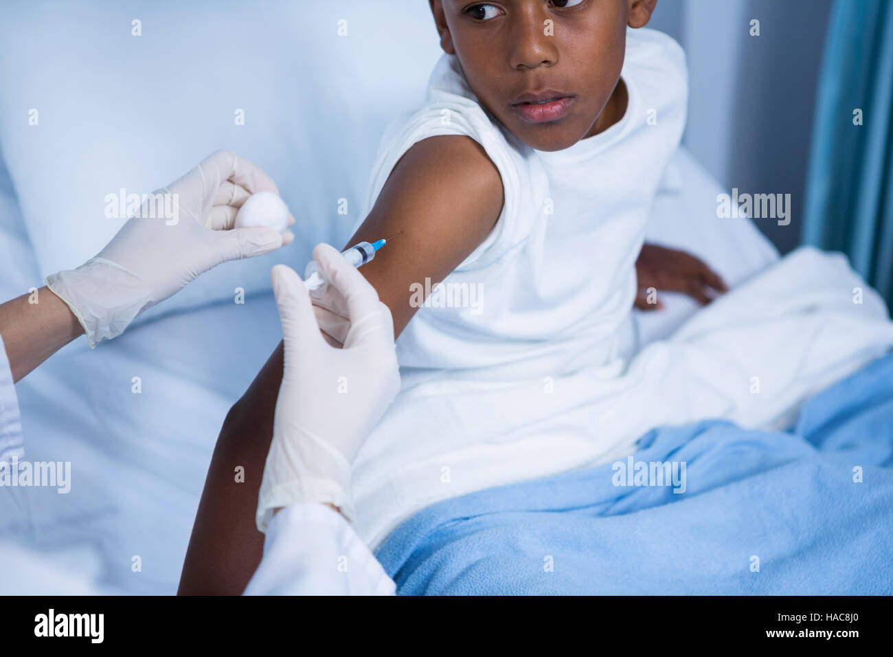 Doctor giving an injection to patient in ward Stock Photo - Alamy