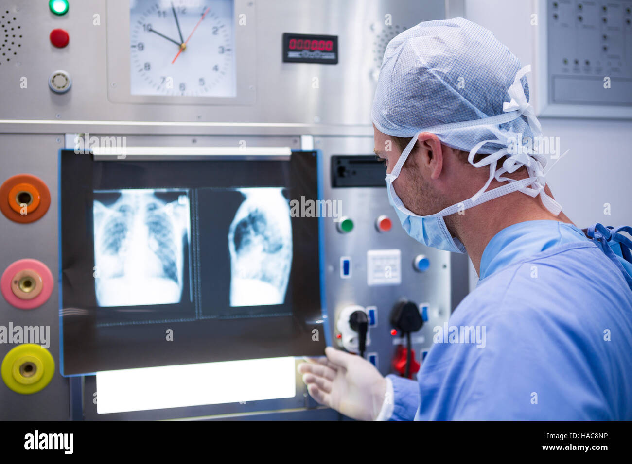 Male surgeon reading x-ray Stock Photo - Alamy