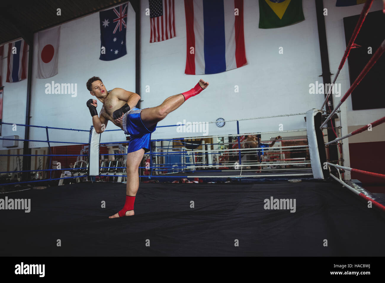 Confident boxer practicing a boxing Stock Photo - Alamy