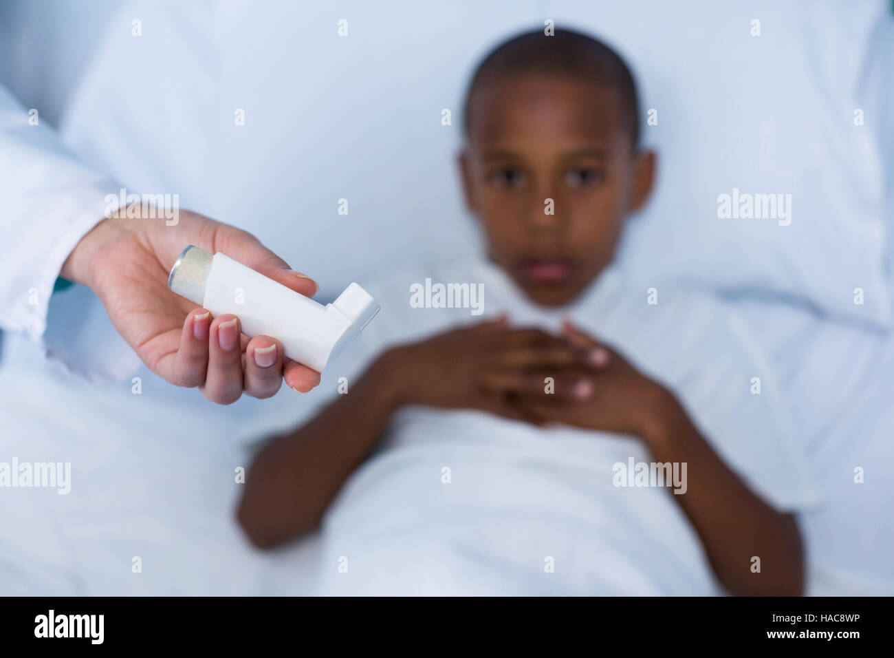 Doctor holding asthma inhaler Stock Photo - Alamy