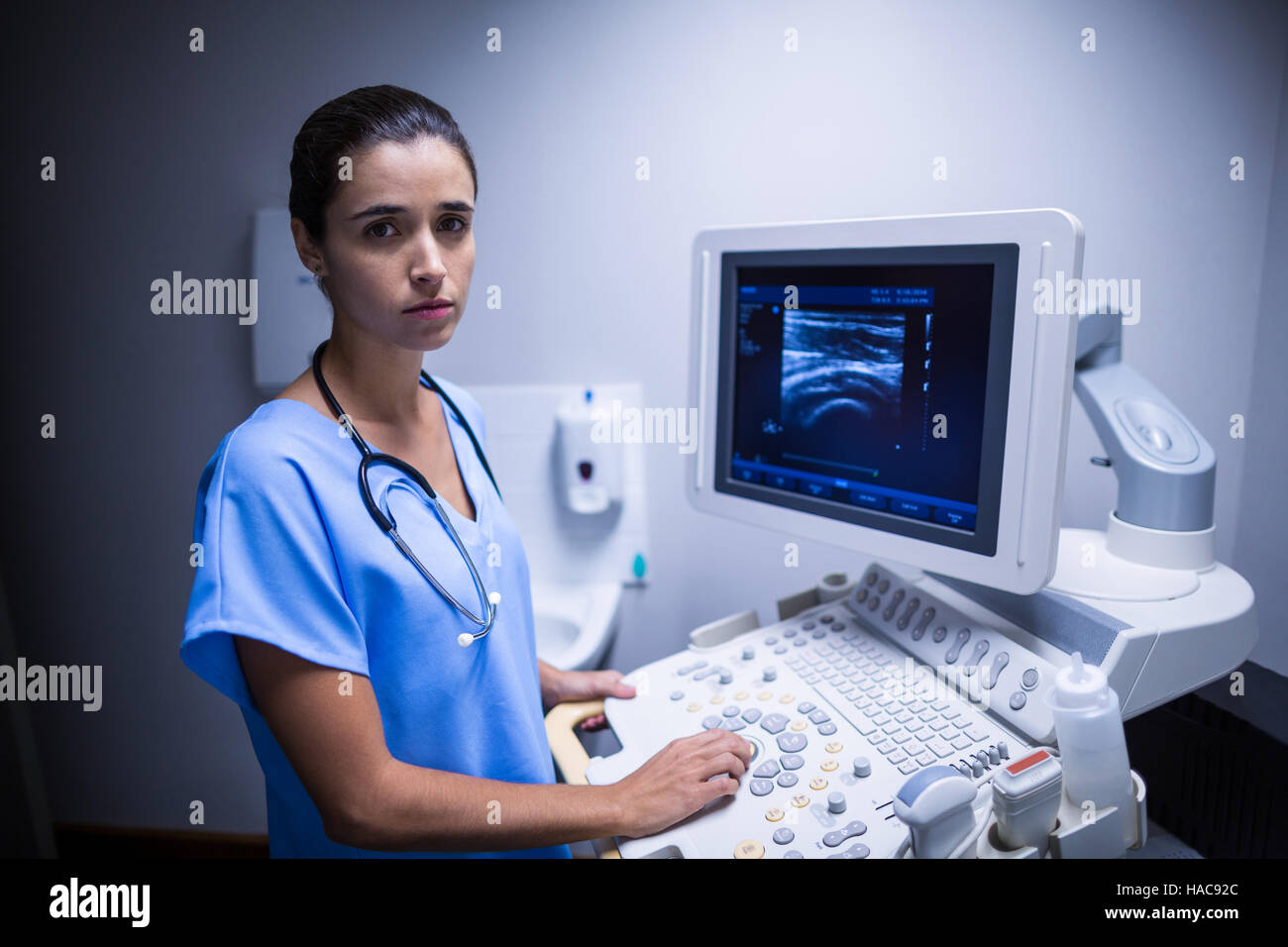 Nurse using ultrasonic monitor Stock Photo - Alamy