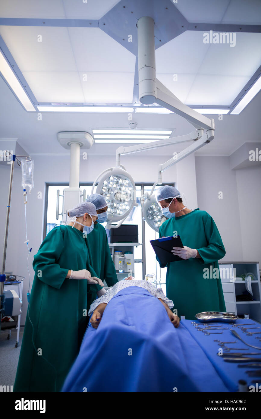 Surgeons performing operation in operation theater Stock Photo - Alamy