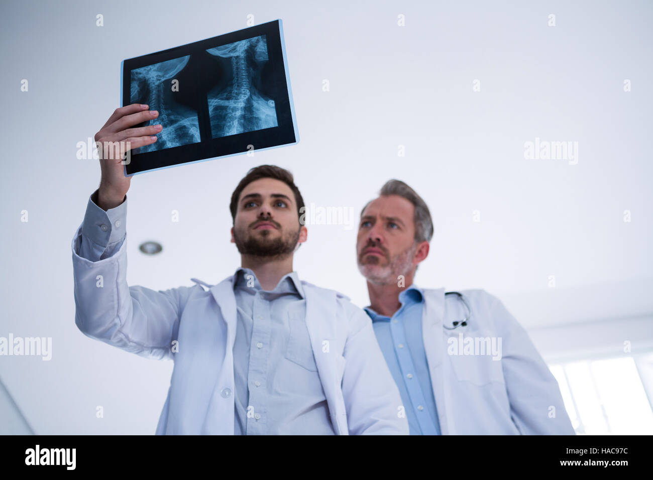 Emergency doctors equipment discussion hi-res stock photography and images - Alamy