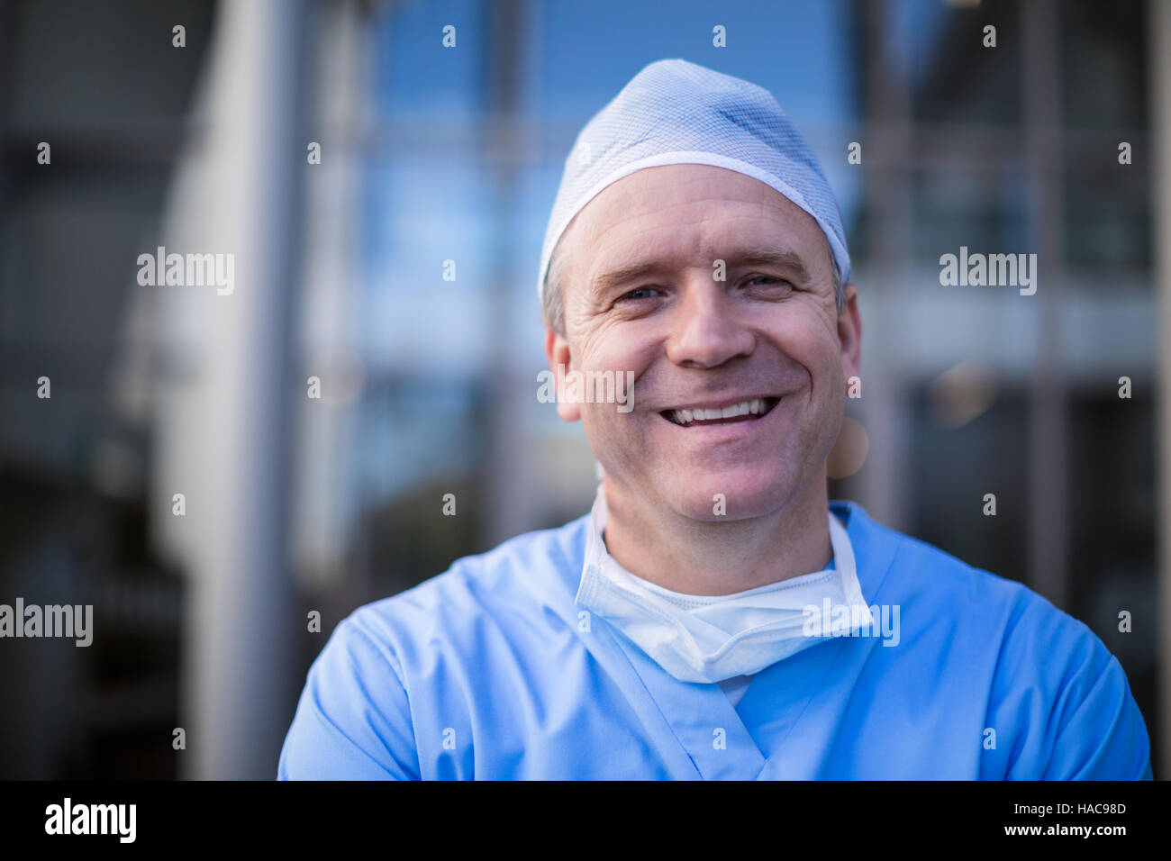 Portrait of male surgeon smiling at camera Stock Photo - Alamy