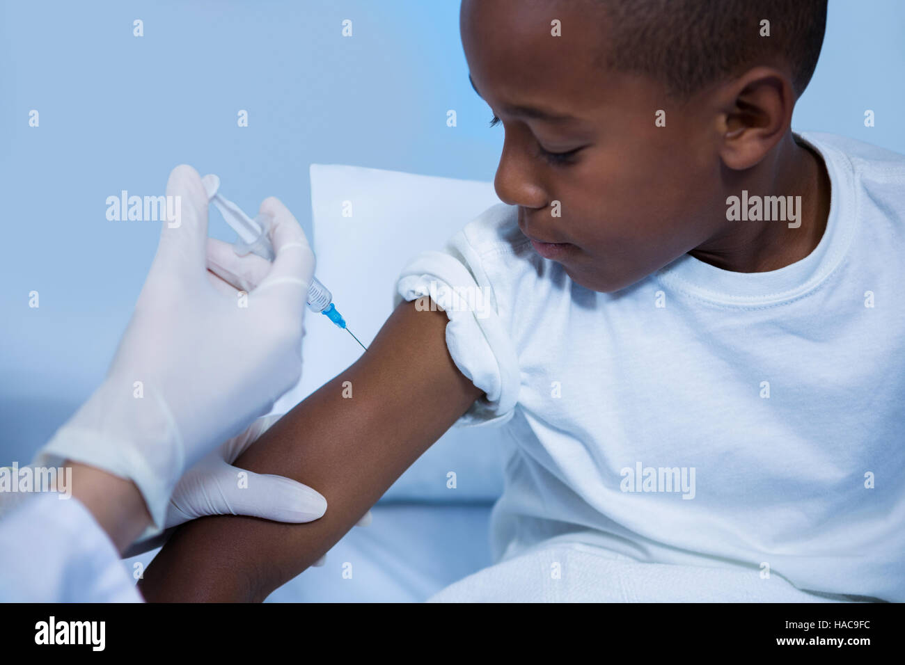 Doctor giving an injection to patient in ward Stock Photo - Alamy
