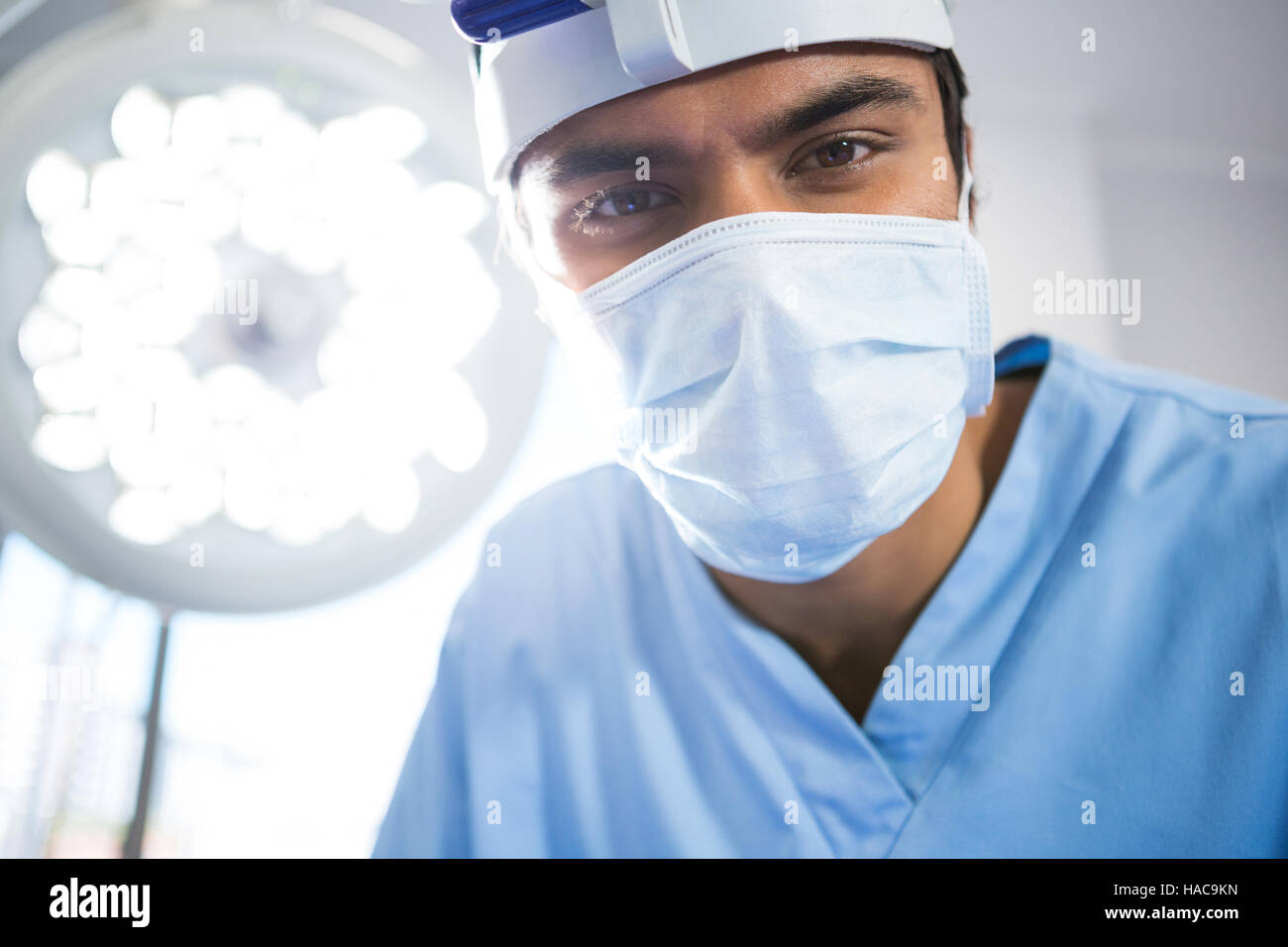 Male surgeon wearing surgical mask Stock Photo - Alamy
