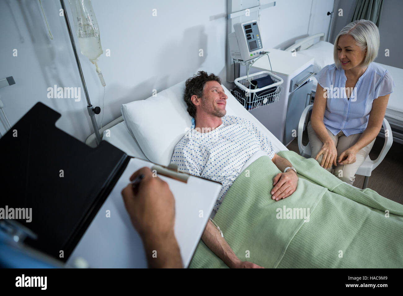 Doctor interacting patient hi-res stock photography and images - Alamy