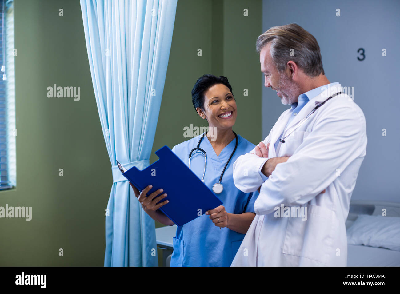 Nurse teamwork discussion hi-res stock photography and images - Alamy