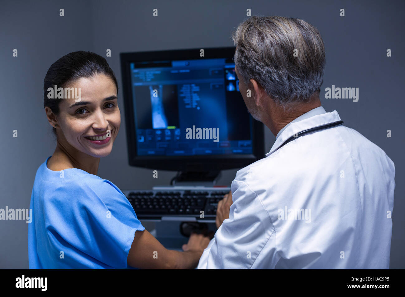 Doctor and nurse examining x-ray on computer Stock Photo - Alamy
