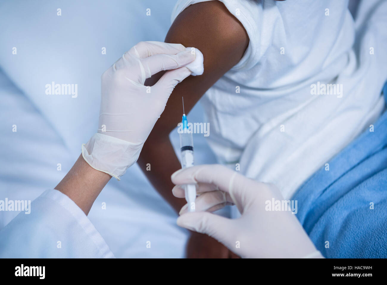 Doctor giving an injection to patient in ward Stock Photo - Alamy