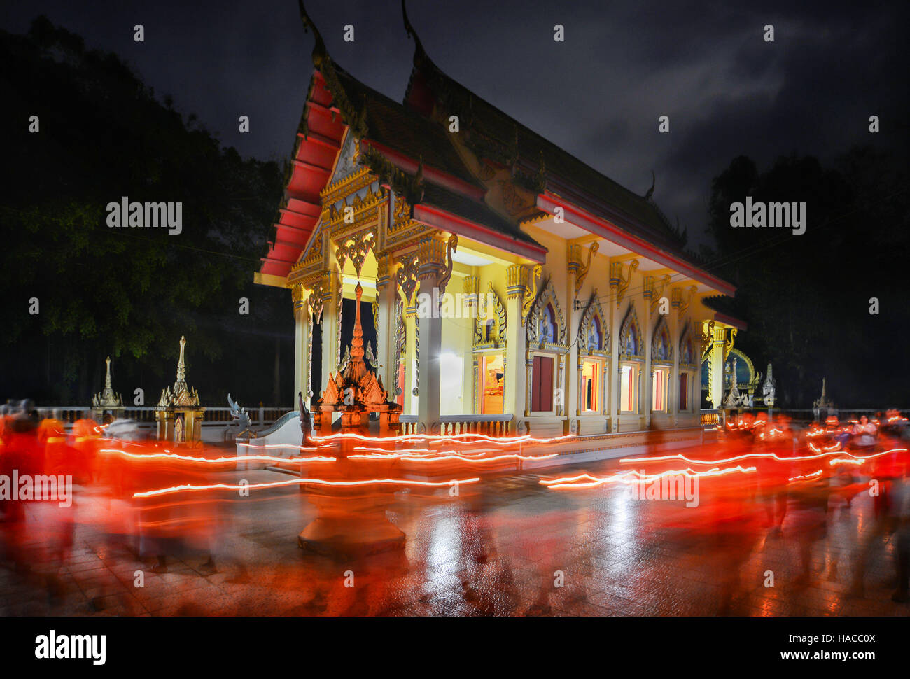On Makha Bucha Day devotees ‘wien tien’ (Walk round the Temple’s main ...