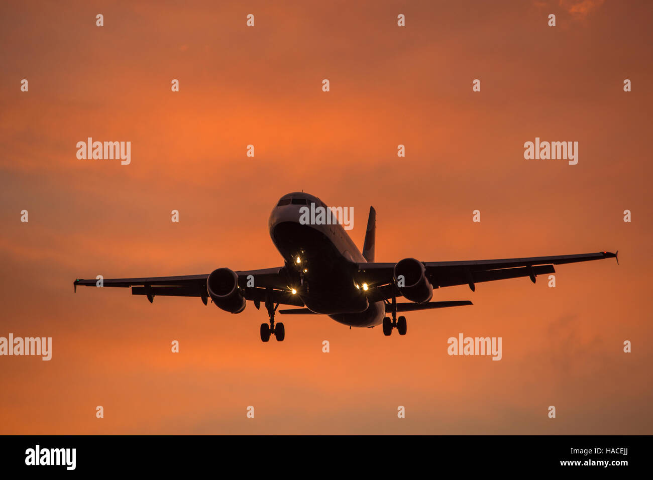 Landing plane heathrow hi-res stock photography and images - Alamy