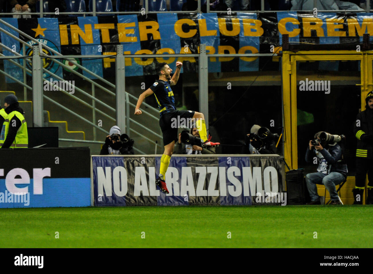 Milan, Italy. 28th Nov, 2016. Antonio Candreva of FC Inter celebrate ...