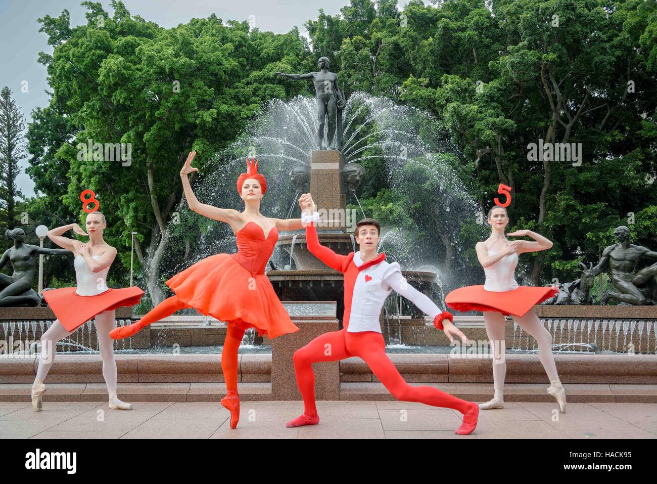 Sydney, Australia. 29th Nov, 2016. (L-R) Dancers Jacqueline Clark ...