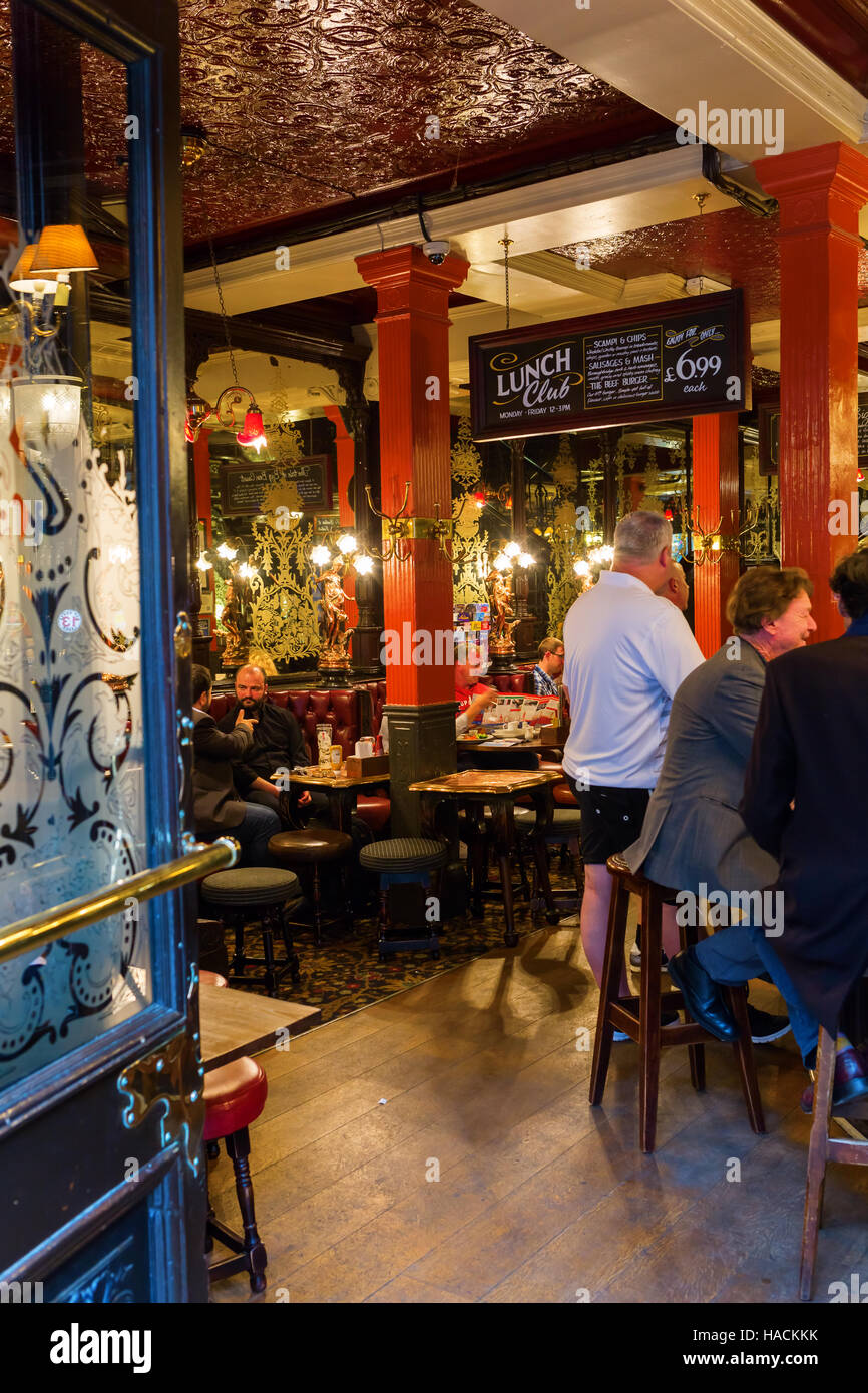 Salisbury pub in london hi-res stock photography and images - Alamy