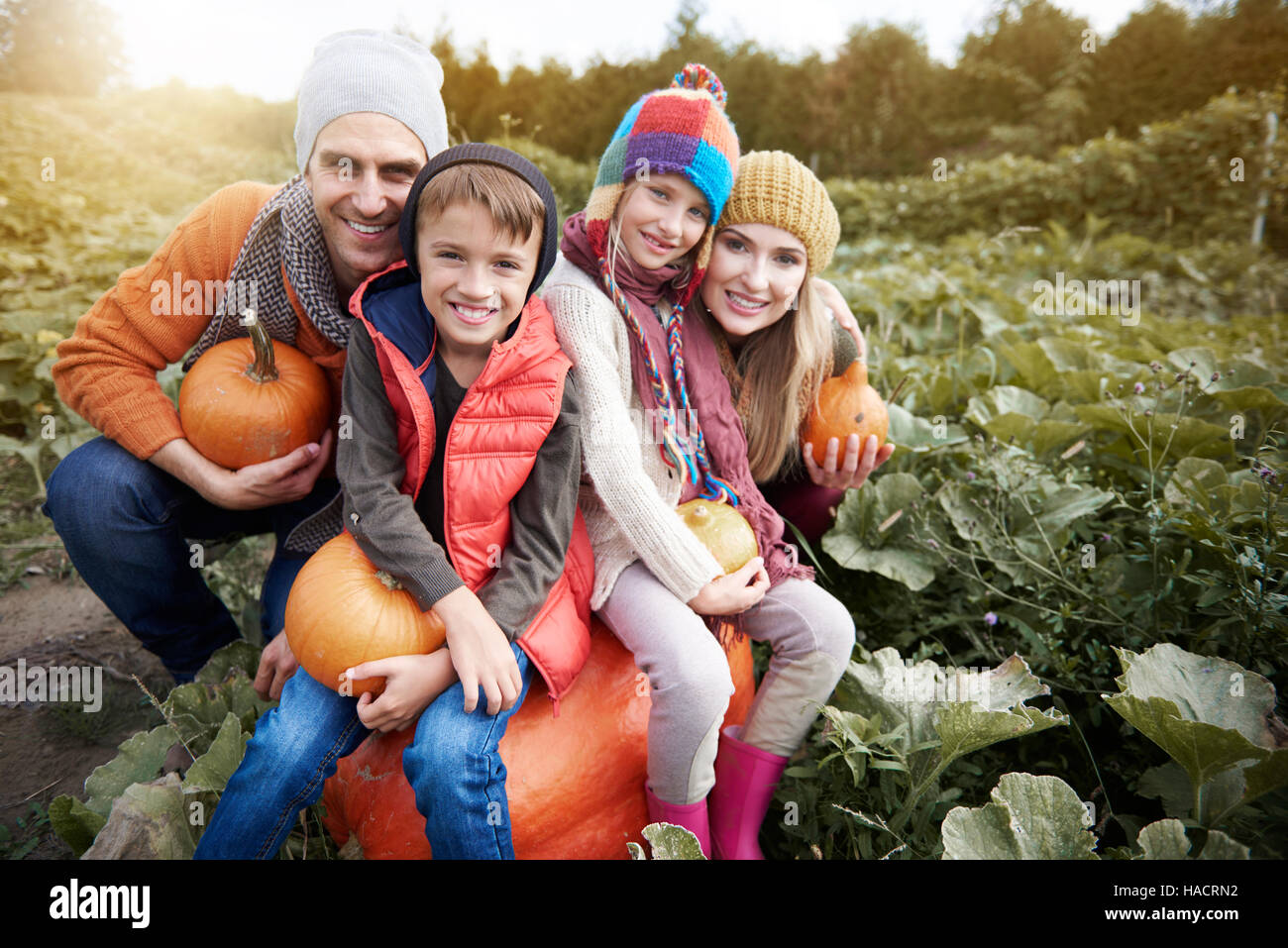Full family hi-res stock photography and images - Alamy