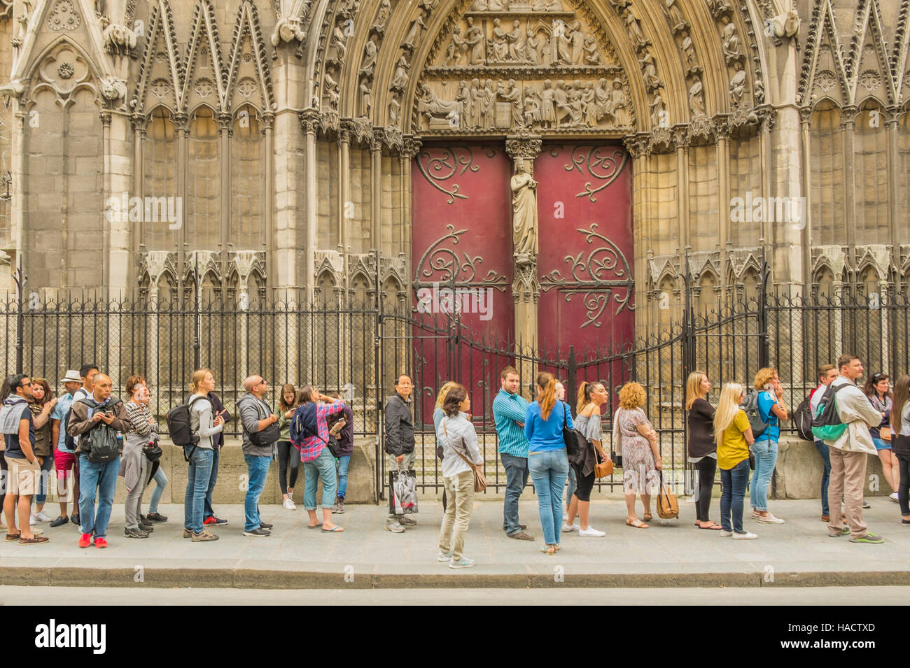 Queue de paris hi-res stock photography and images - Alamy
