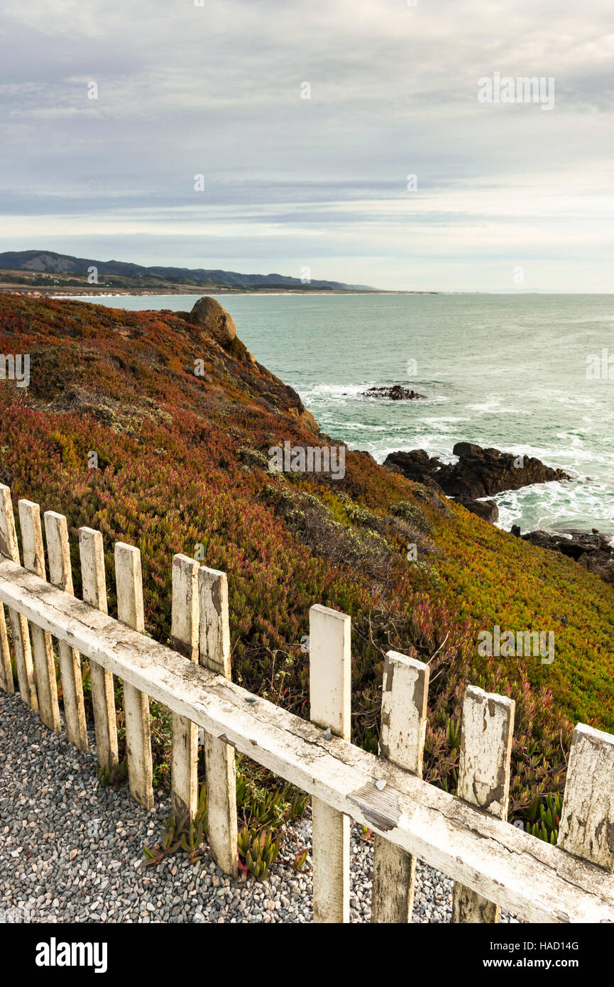 Cliff fence hi-res stock photography and images - Alamy
