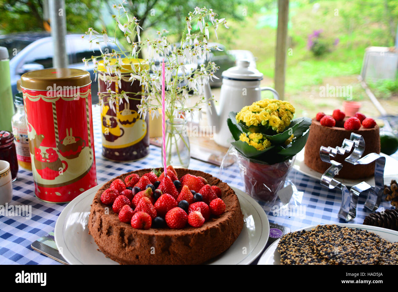 Sponge cake sweet cream hi-res stock photography and images - Alamy