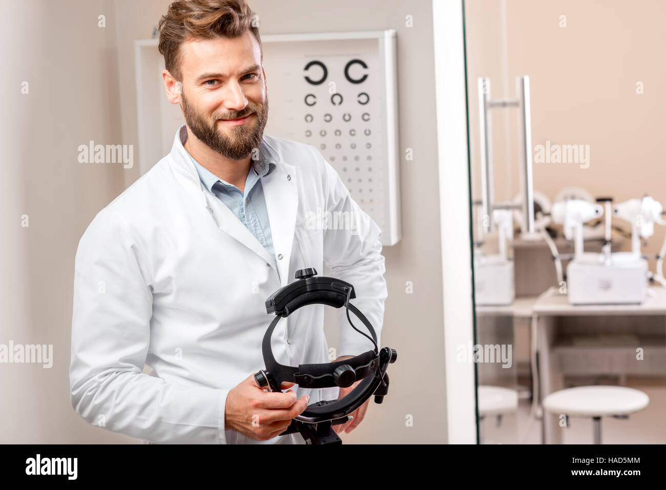 Eye test device hi-res stock photography and images - Alamy