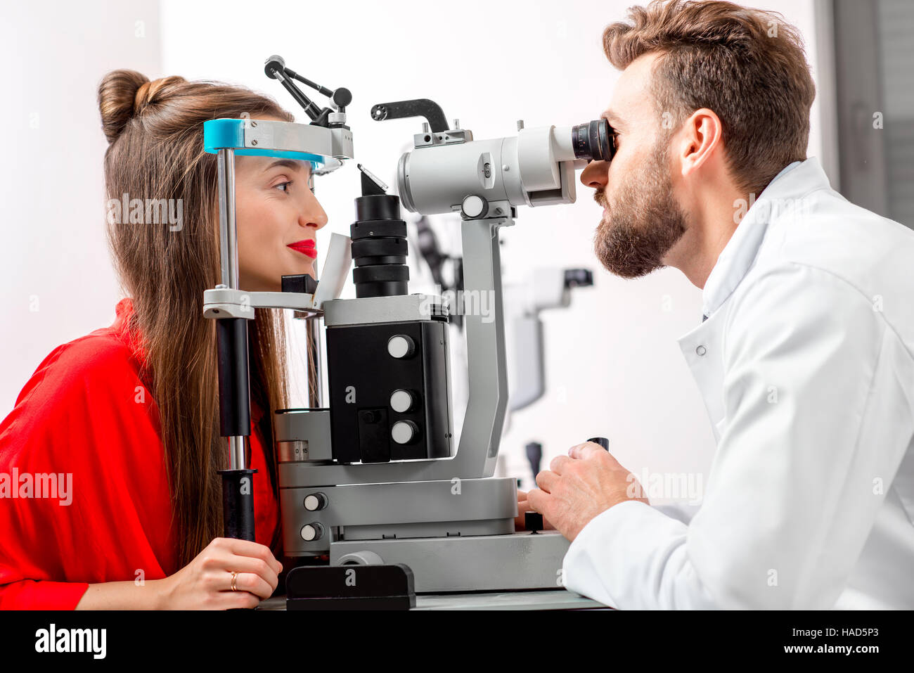 Eye doctor checking vision Stock Photo - Alamy