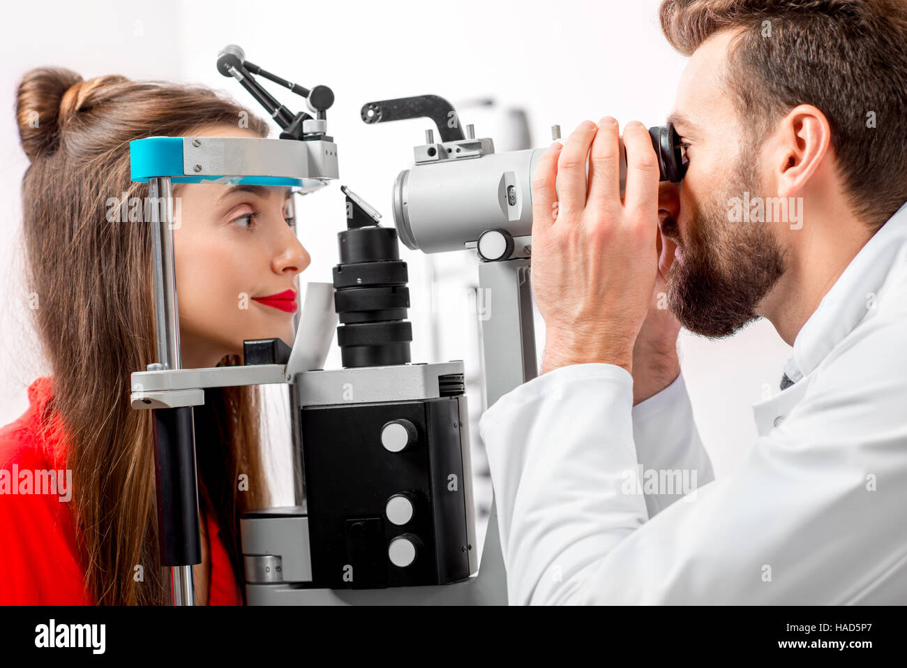 Eye doctor checking vision Stock Photo - Alamy