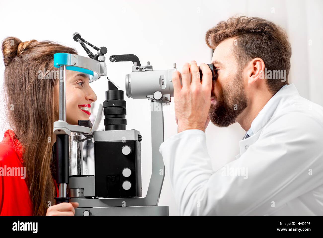 Eye doctor checking vision Stock Photo - Alamy