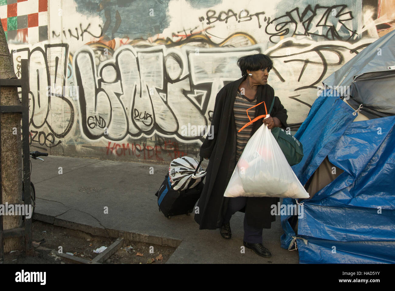 Thanksgiving Day at the Fred Jordan Mission, downtown Los Angeles ...