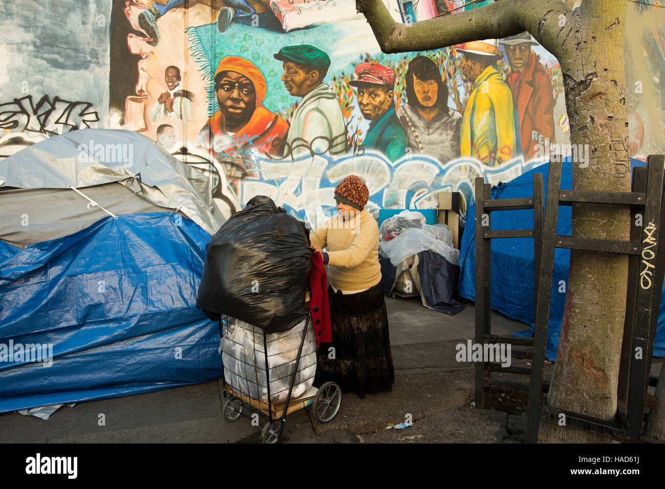 Thanksgiving Day at the Fred Jordan Mission, downtown Los Angeles ...