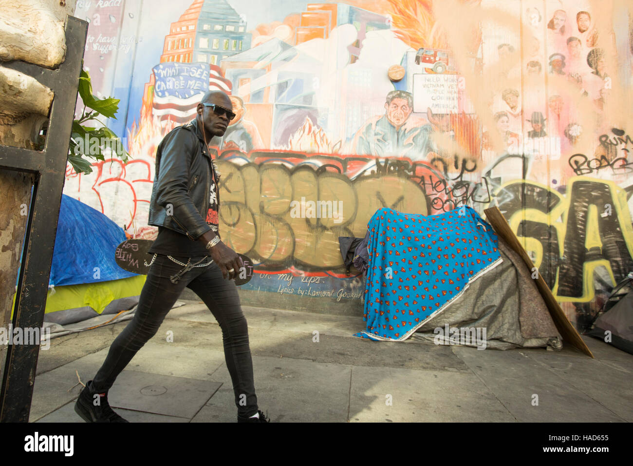 Thanksgiving Day at the Fred Jordan Mission, downtown Los Angeles ...